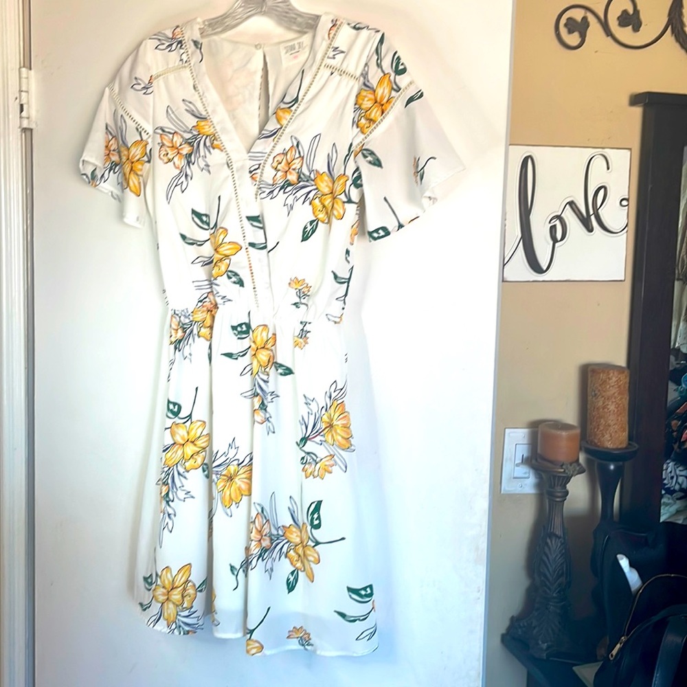 Euc White Mini Dress With Yellow Lilies By Sienna Sky - Gem